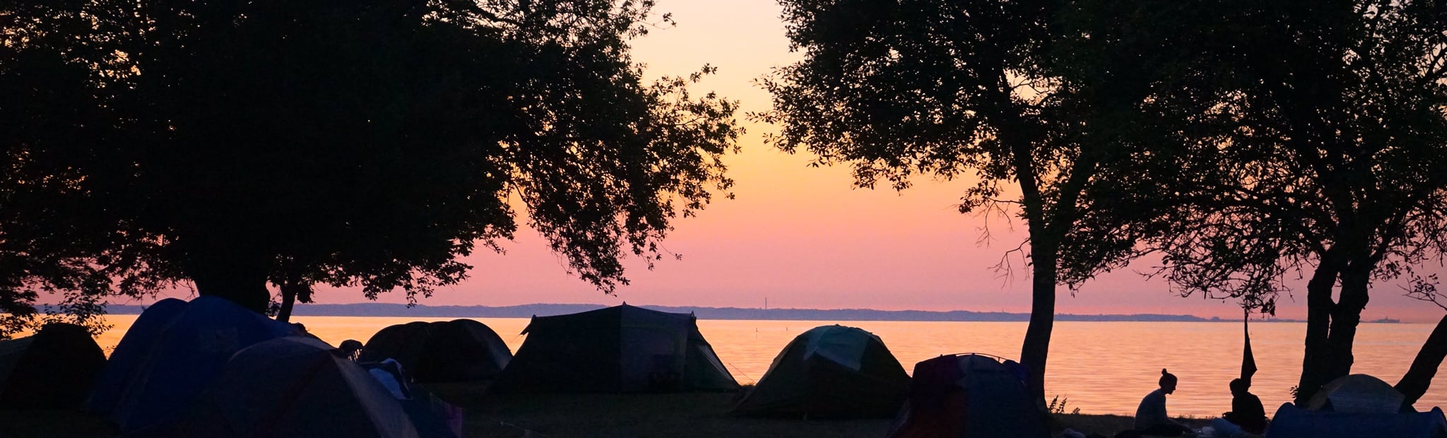 Tälta vid stranden intill havet eller i skogen på Camp Ven i Skåne